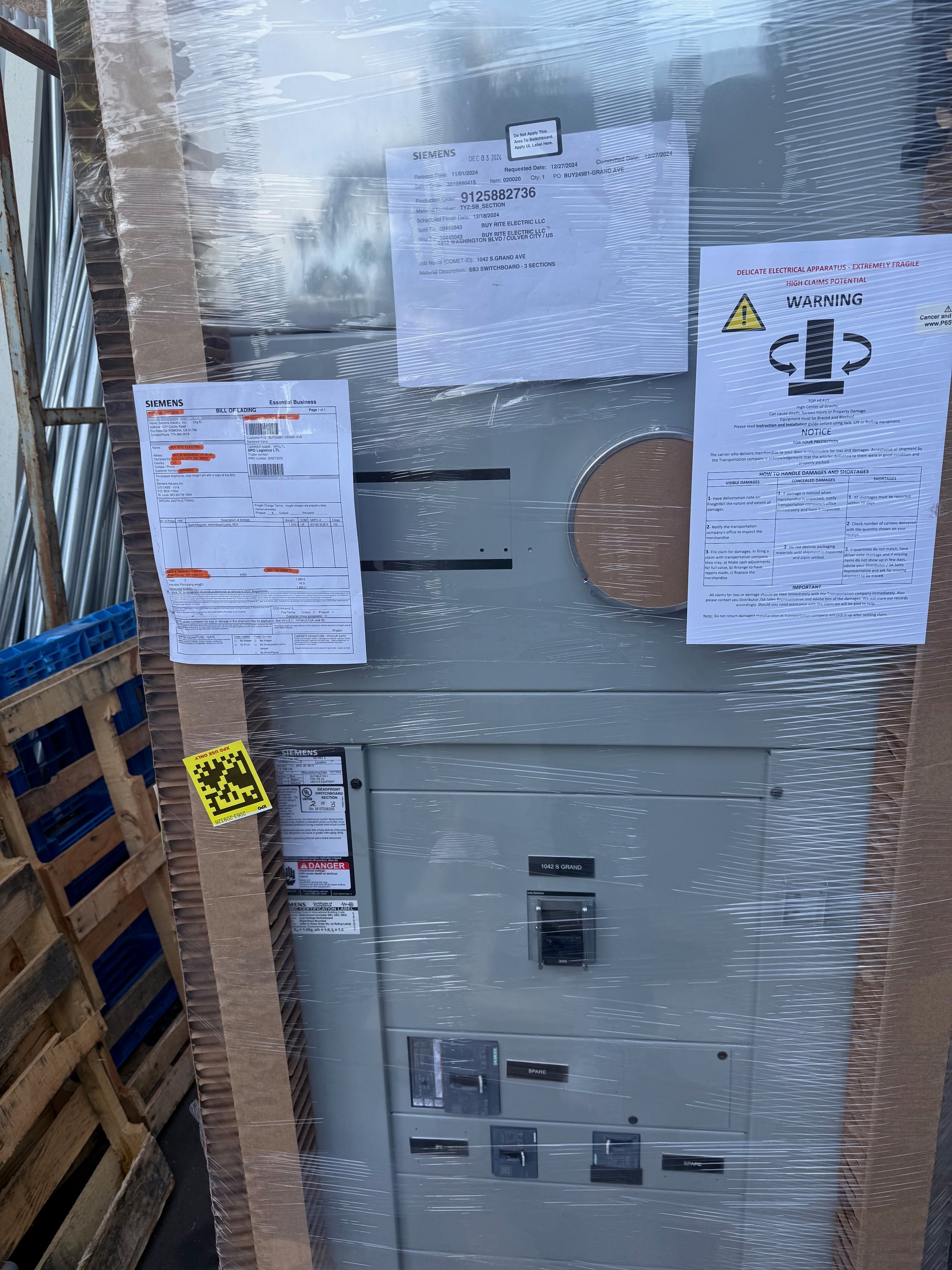 Siemens Switchboard 600 AMP 240/120 3 Phase 4 Wire Delta Indoor 3 Sect ...